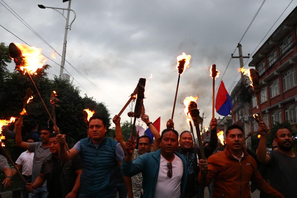 गृहमन्त्रीको राजीनामा माग्दै युवा संघको मसाल जुलुस - Talk Nepal TV