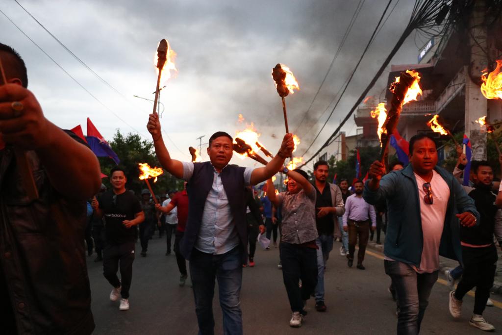 गृहमन्त्रीको राजीनामा माग्दै युवा संघको मसाल जुलुस - Talk Nepal TV