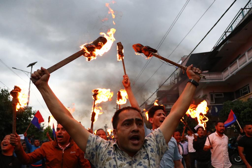 गृहमन्त्रीको राजीनामा माग्दै युवा संघको मसाल जुलुस - Talk Nepal TV